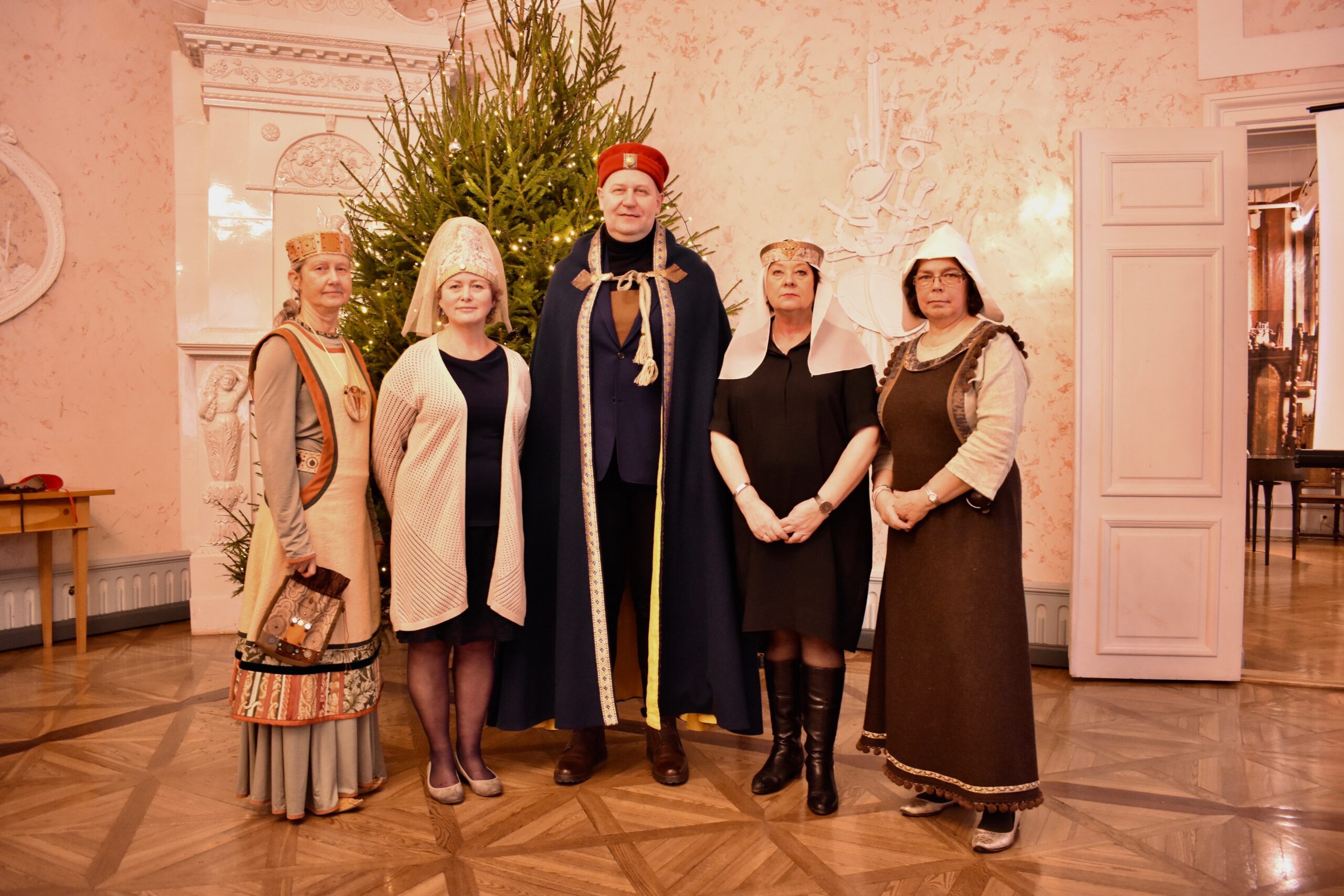 Endine linnapea andis keskaja stiilis rõivakomplekti linnamuuseumile ...